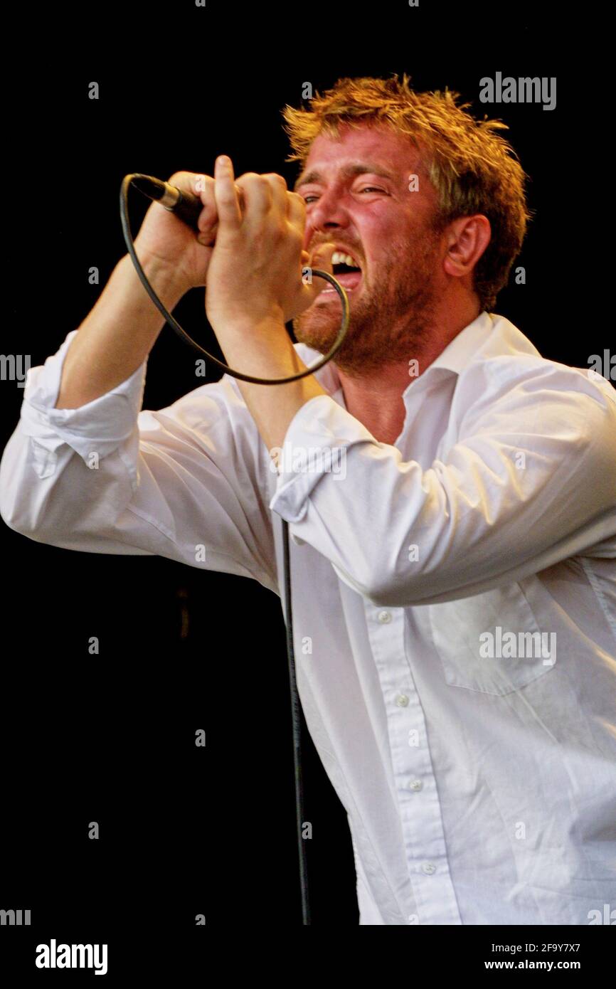 Guy garvey 2002 hi-res stock photography and images - Alamy