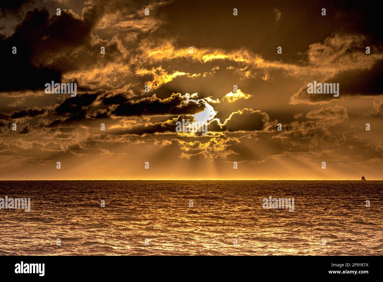 Sunrays across sea hi-res stock photography and images - Alamy