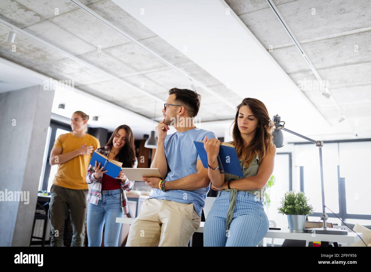 Teamwork study young hi-res stock photography and images - Alamy