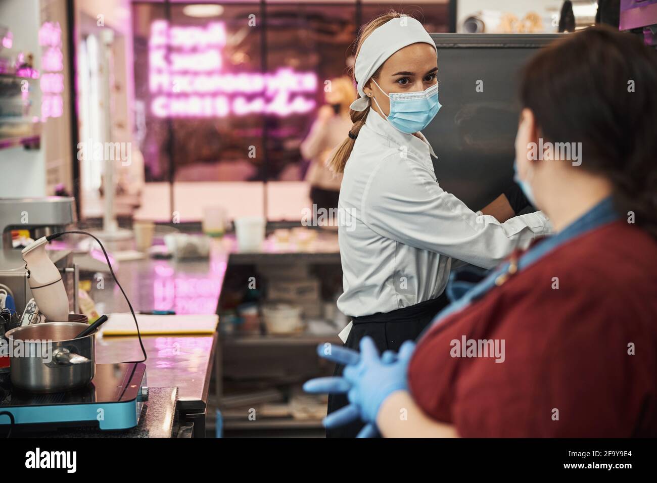 Communication is key in running cafe kitchen Stock Photo - Alamy