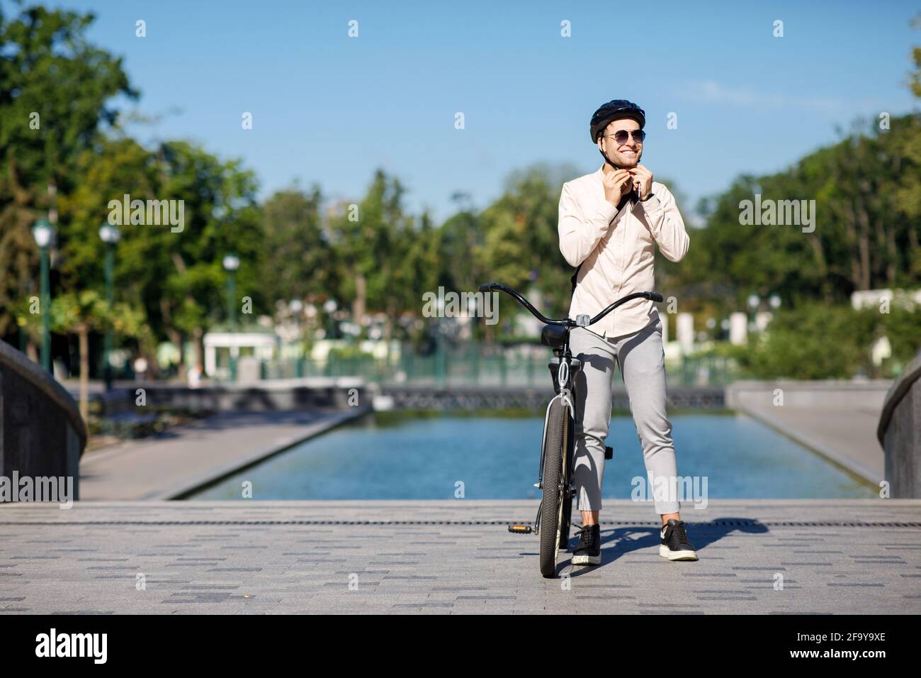 Modern worker hi-res stock photography and images - Alamy