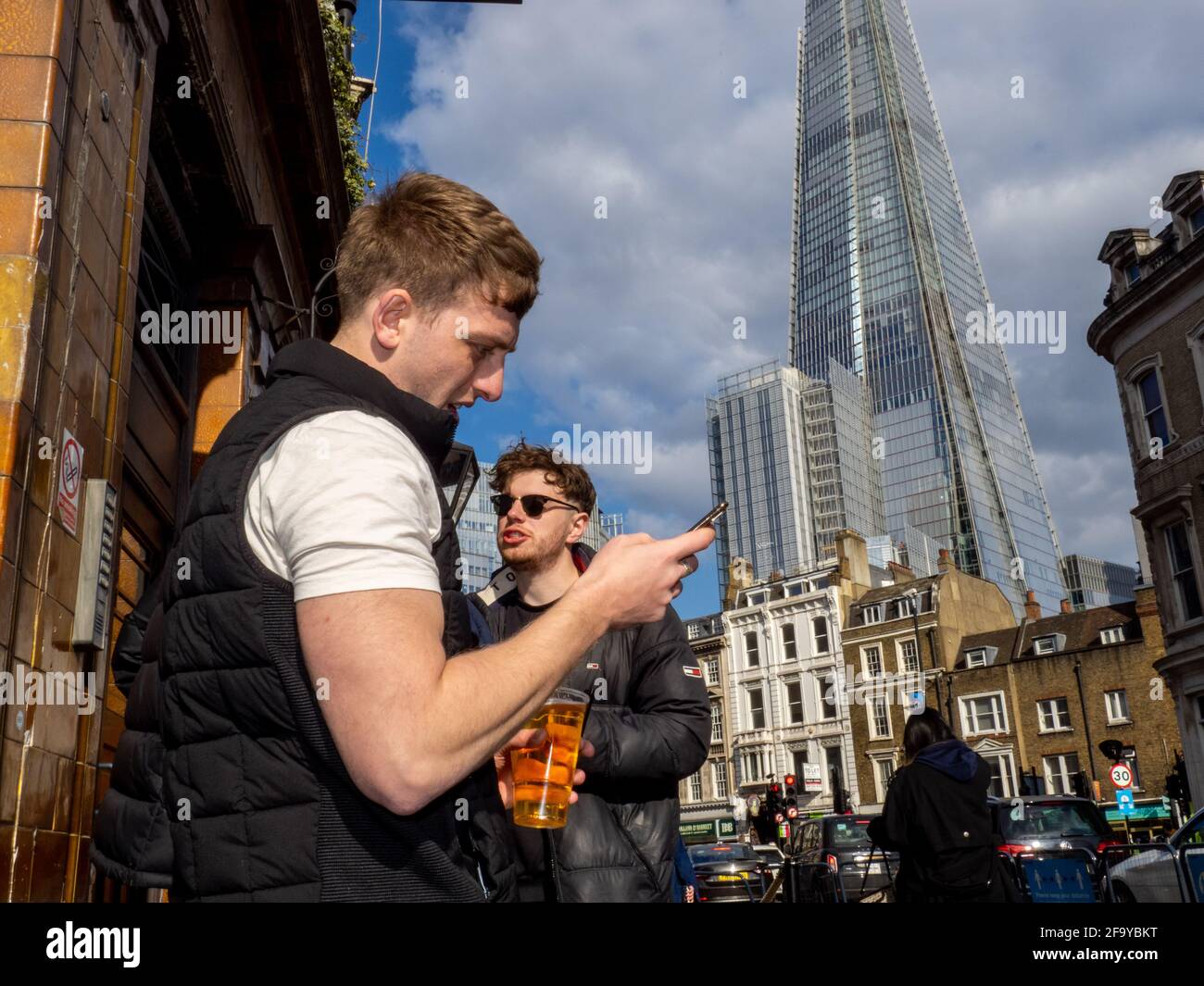 FRiends enjoy a pint outside The Southwark Tavern in south London Stock ...