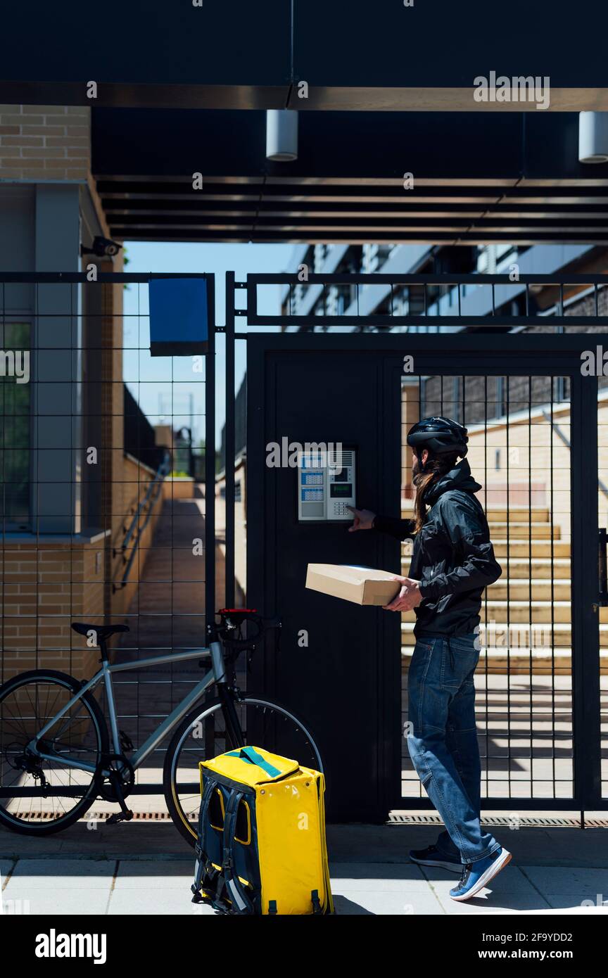 man calling a customer's home to deliver a package Stock Photo - Alamy