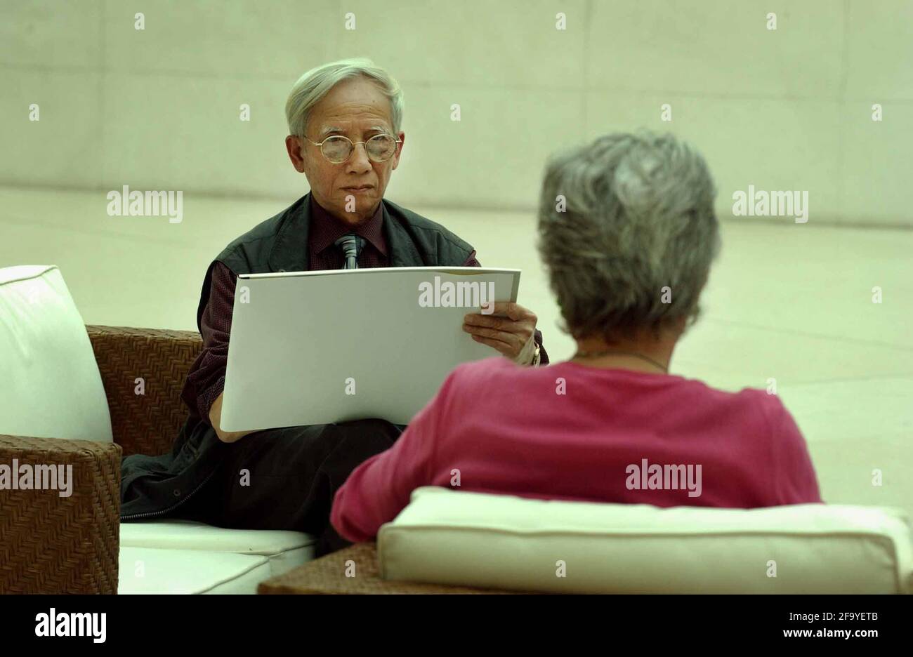 VIETNAMESE WAR ARTIST NGUYEN THU DRAWING PORTRAITS AT THE BRITISH ...