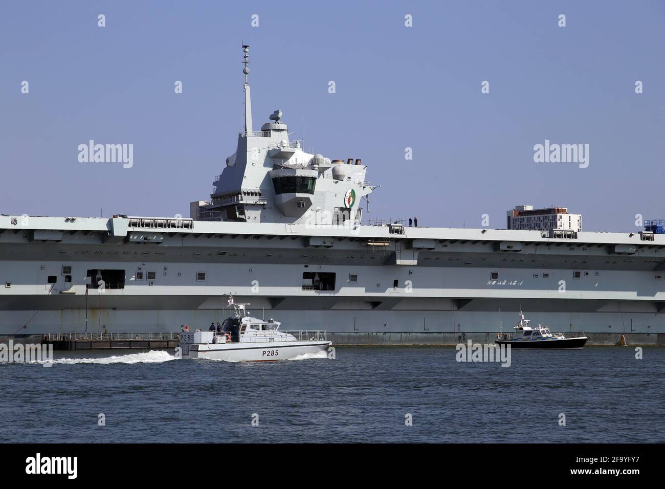 Scimitar Class fast patrol boat Sabre (P285) of the Royal Navy, passing ...