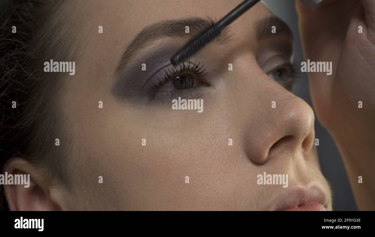 Applying visage hi-res stock photography and images - Alamy