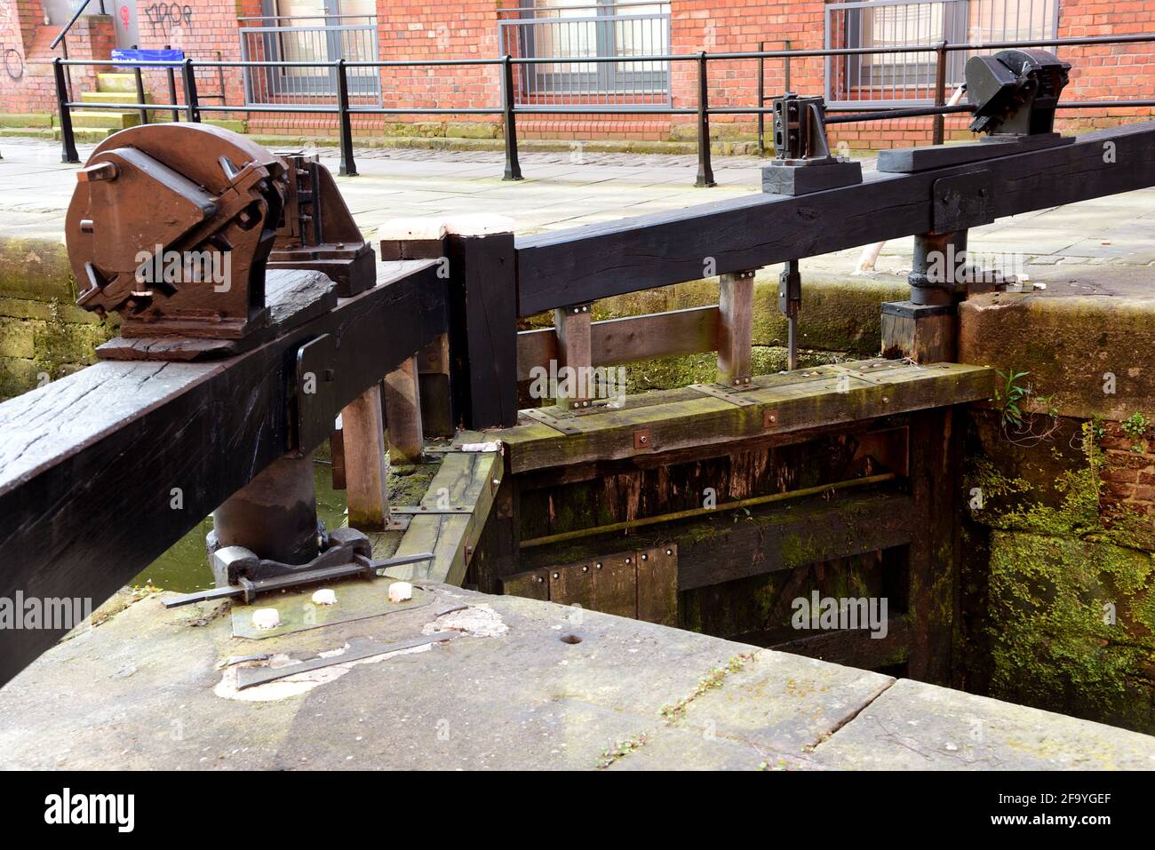 Urban canal lockgates hi-res stock photography and images - Alamy