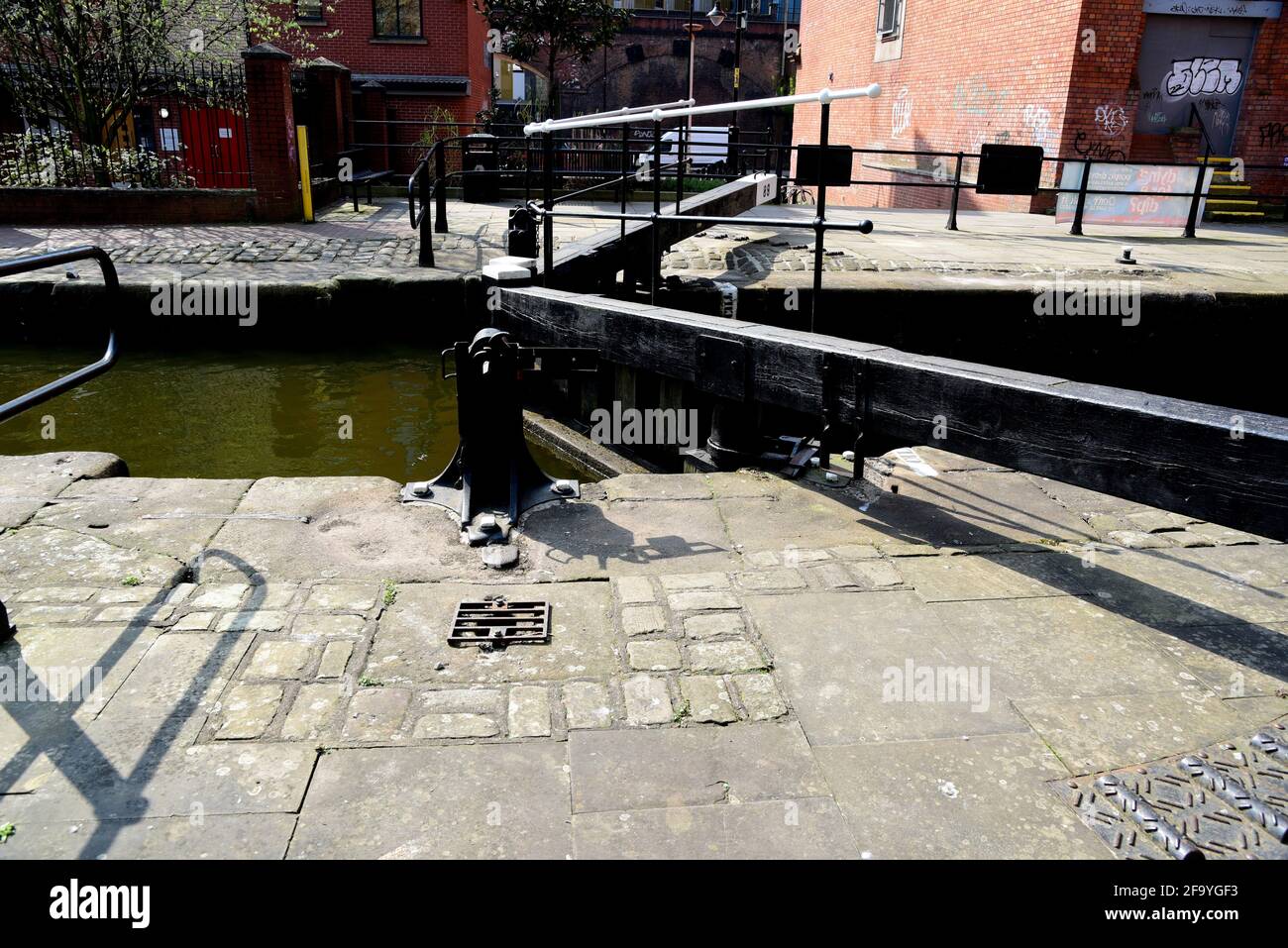 Urban canal lockgates hi-res stock photography and images - Alamy