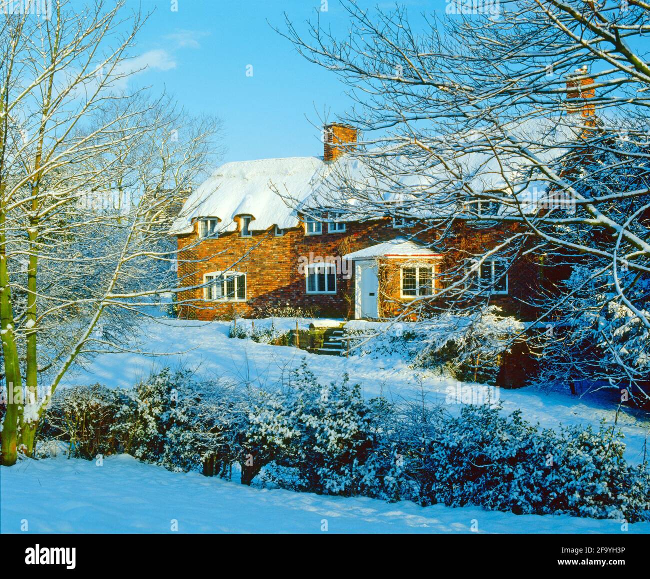 Pretty cottage cheshire hi-res stock photography and images - Alamy