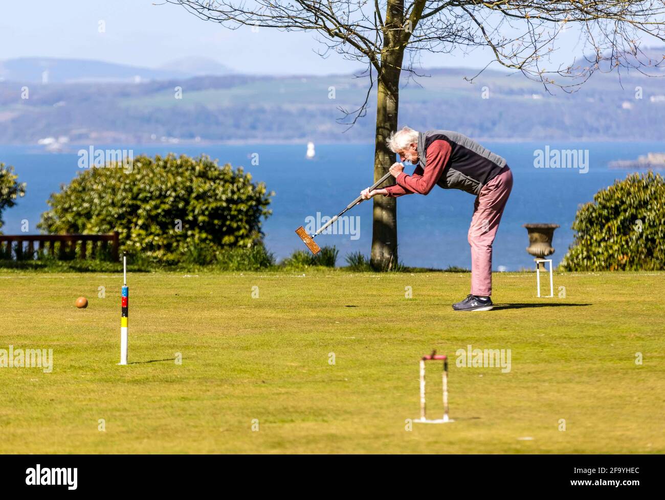 Edinburgh, United Kingdom. 21 April, 2021 Pictured: With bright sunny ...