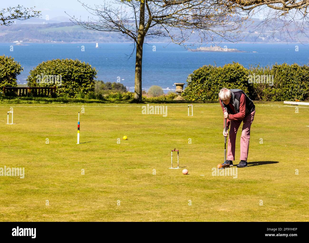 Edinburgh, United Kingdom. 21 April, 2021 Pictured: With bright sunny ...