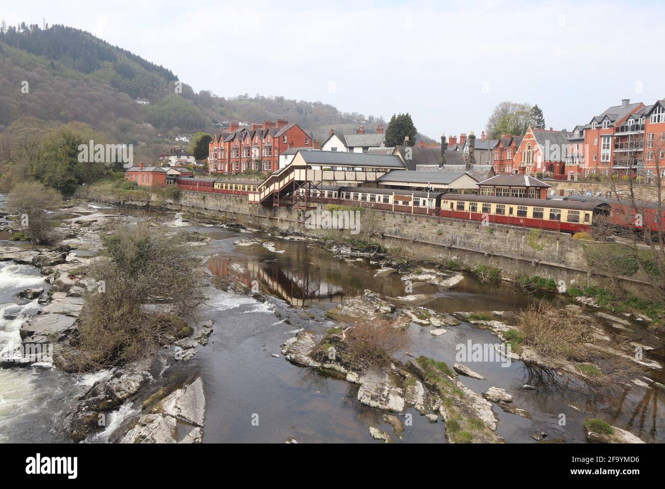 Llangollen town centre hi-res stock photography and images - Alamy