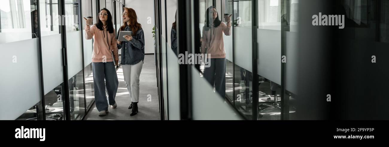 College students walking to class hi-res stock photography and images ...