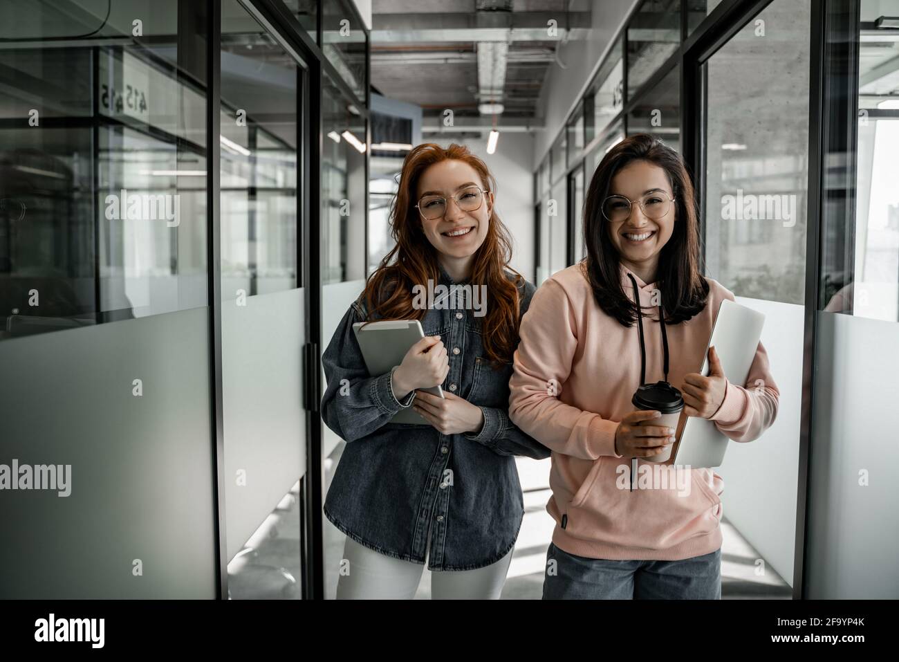 Happy students computer hi-res stock photography and images - Alamy