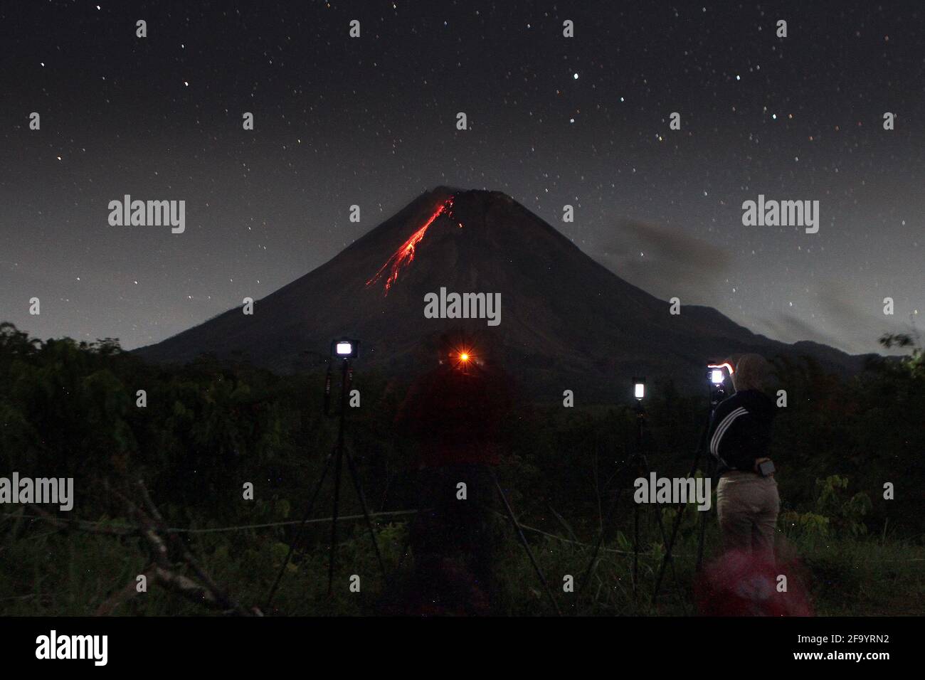 Picture show lava flowing from the crater of Mount Merapi, Indonesia's ...