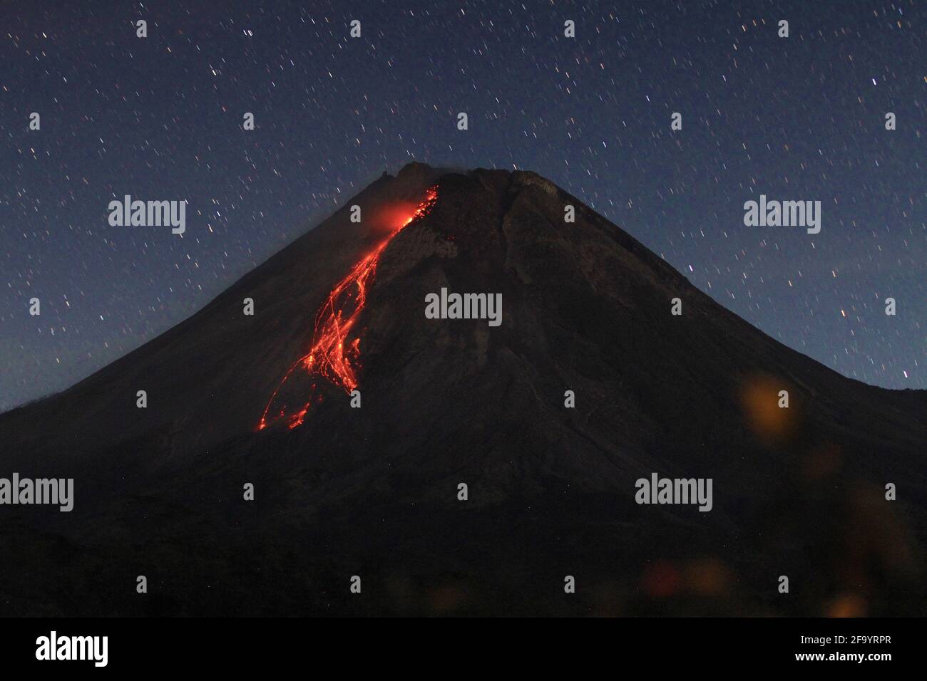 Picture show lava flowing from the crater of Mount Merapi, Indonesia's ...