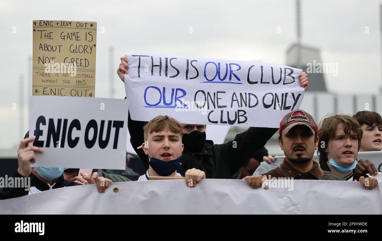 Tottenham fans hi-res stock photography and images - Alamy