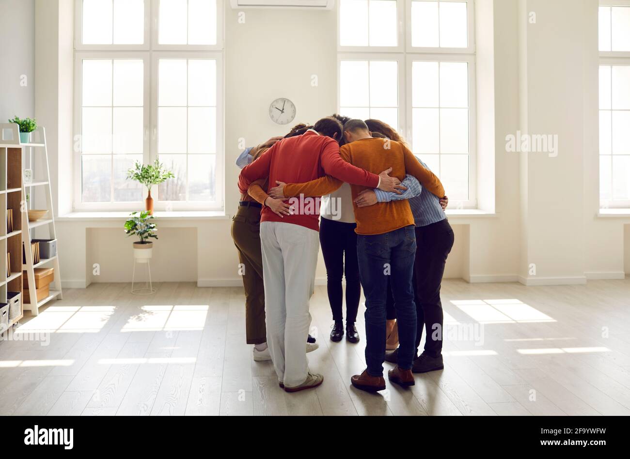 Office group huddle hi-res stock photography and images - Alamy