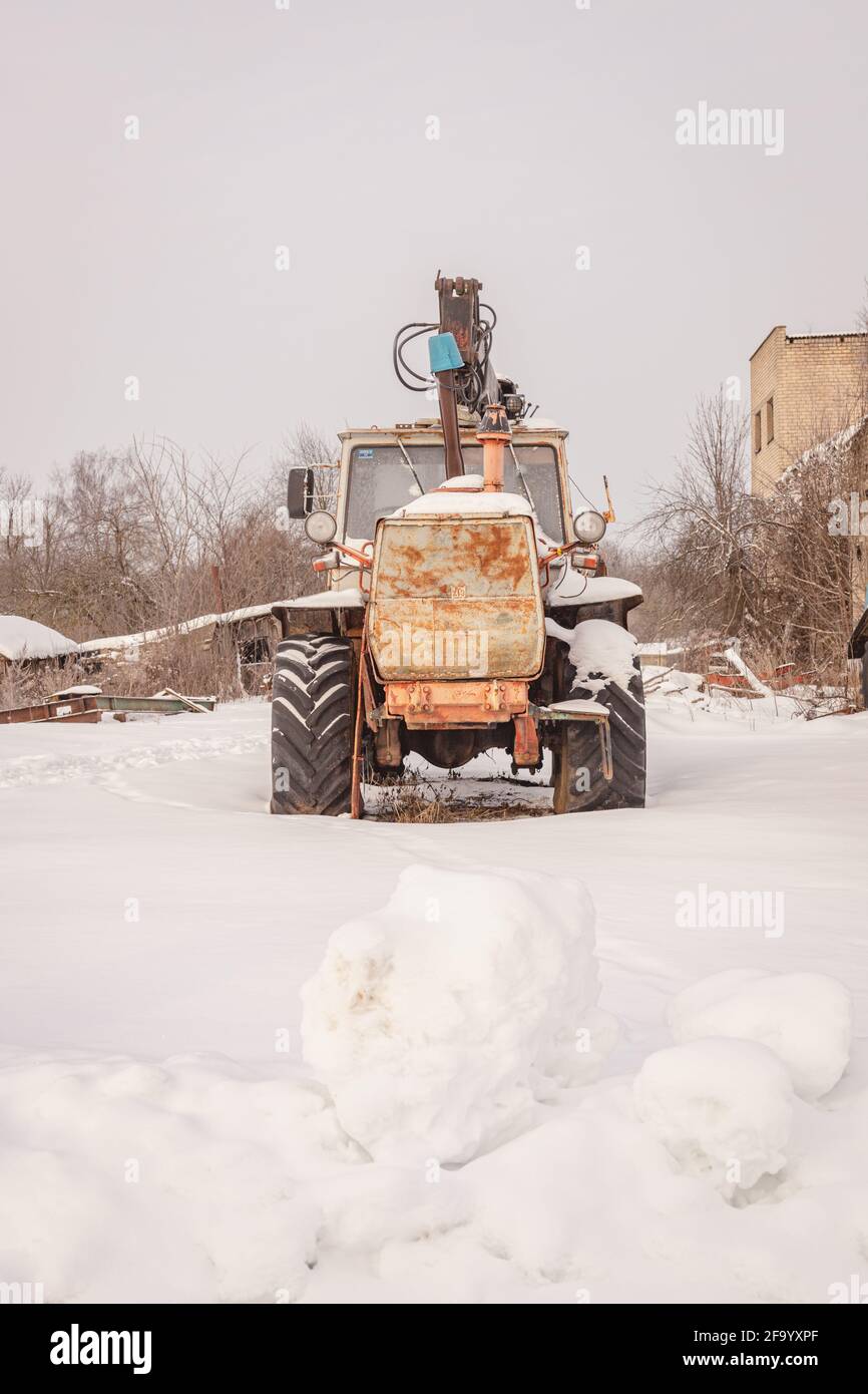 Abandoned tractors hi-res stock photography and images - Alamy