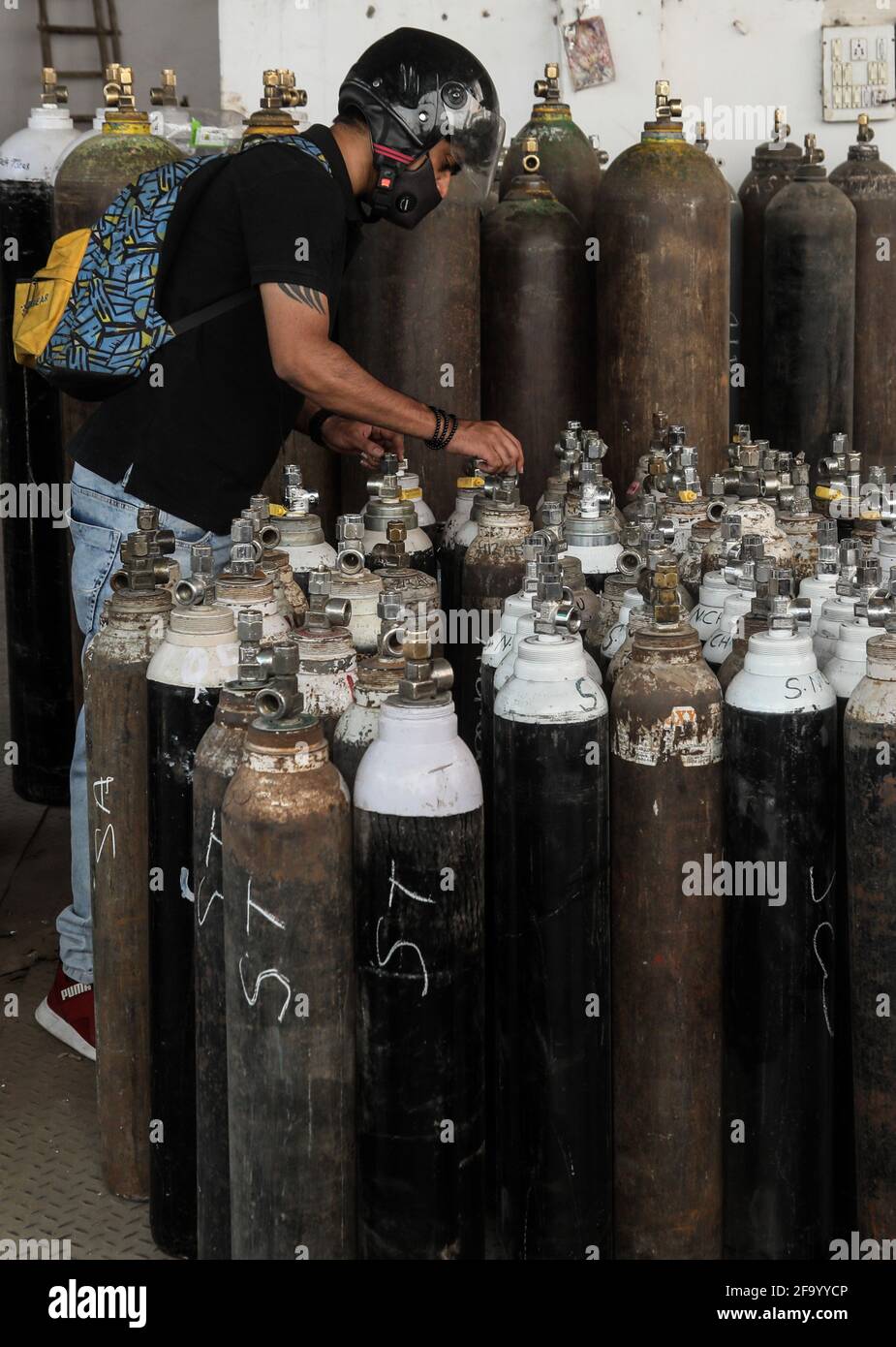 Patient oxygen cylinder hi-res stock photography and images - Alamy