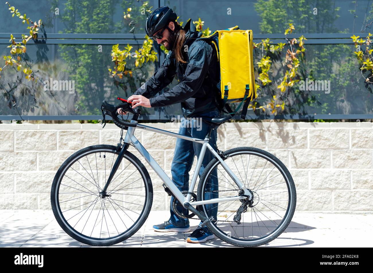 Delivery man on bike hi-res stock photography and images - Alamy