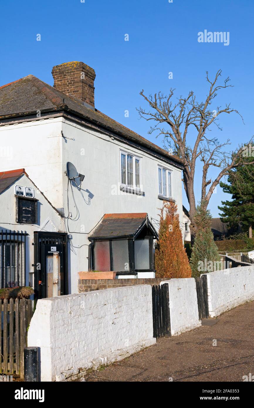 Top lock cottage hi-res stock photography and images - Alamy