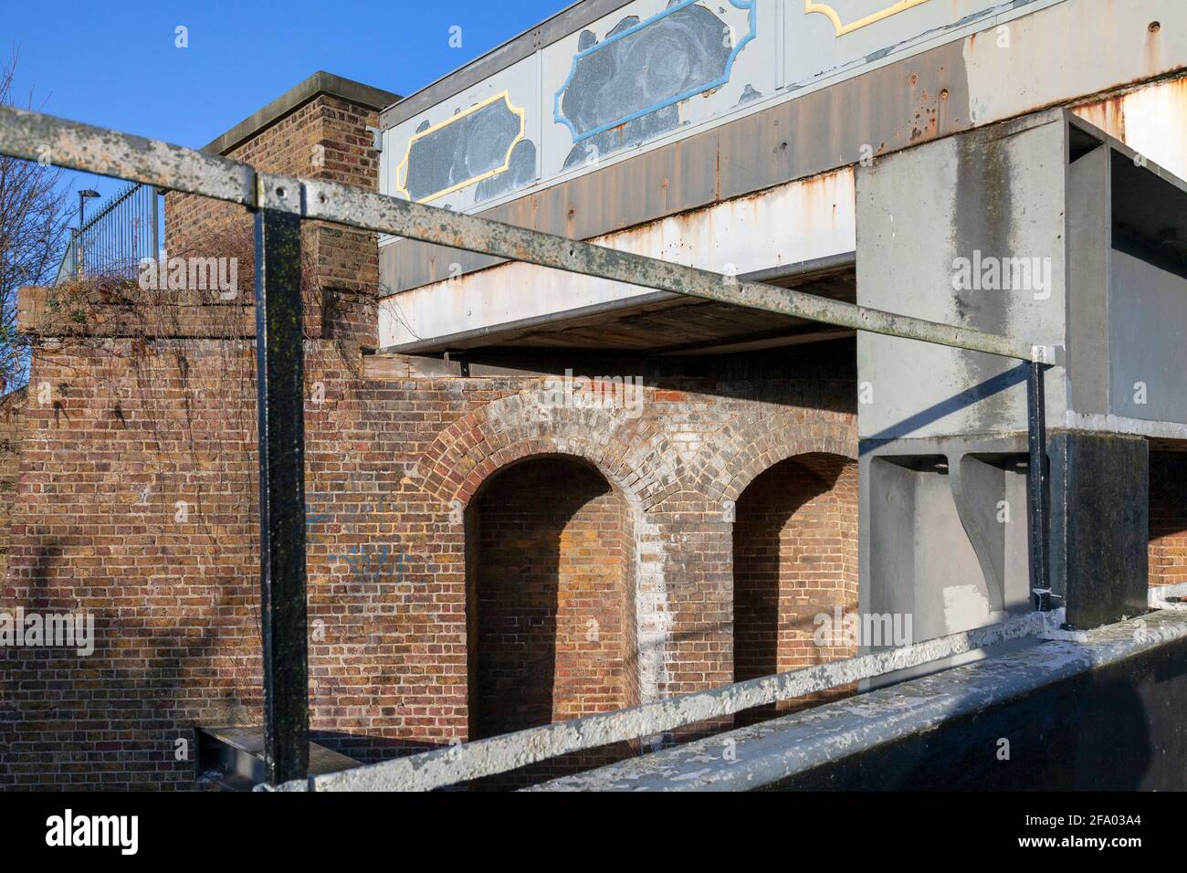 Three tier bridge hi-res stock photography and images - Alamy