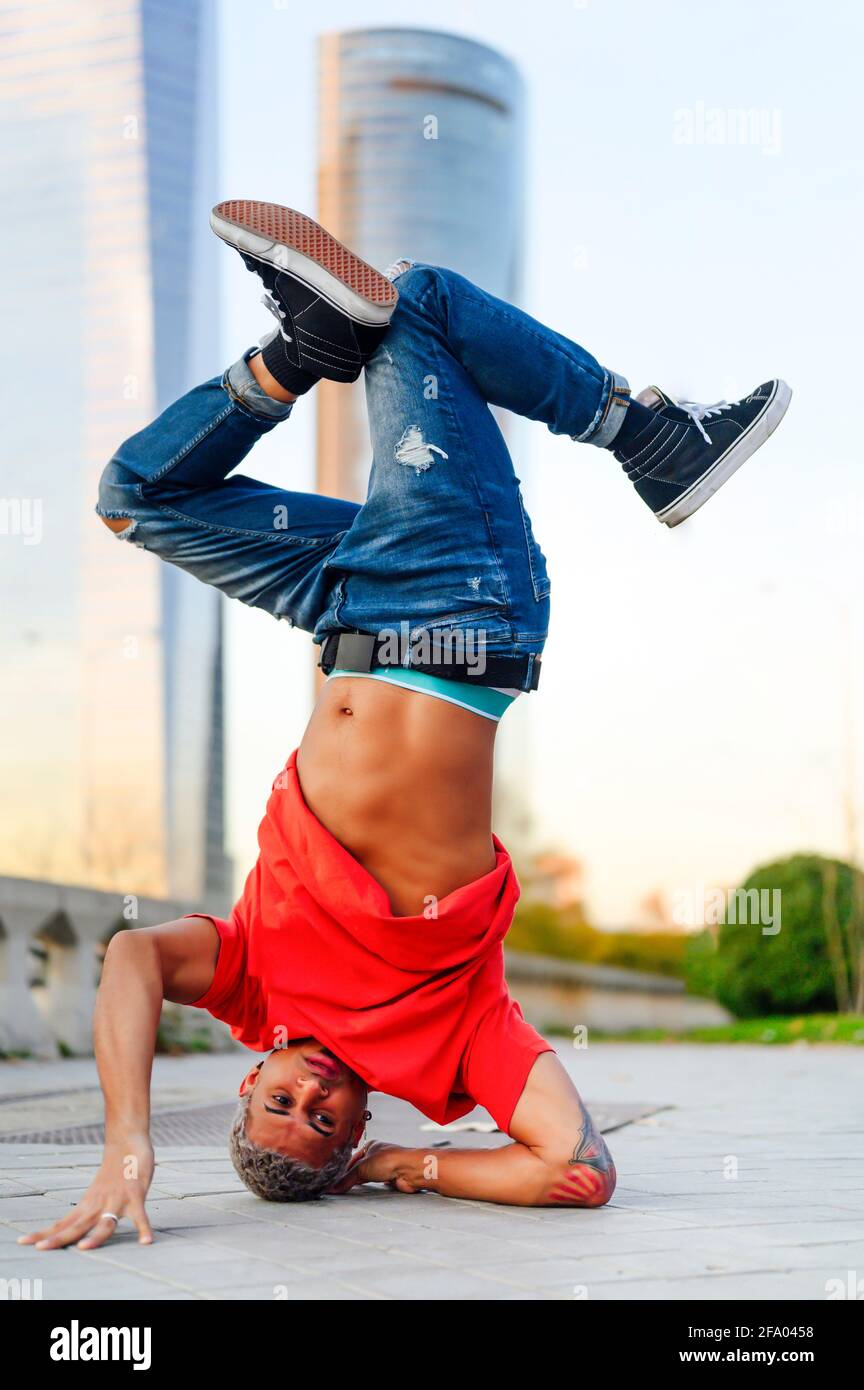 Dancing hip hop hi-res stock photography and images - Alamy