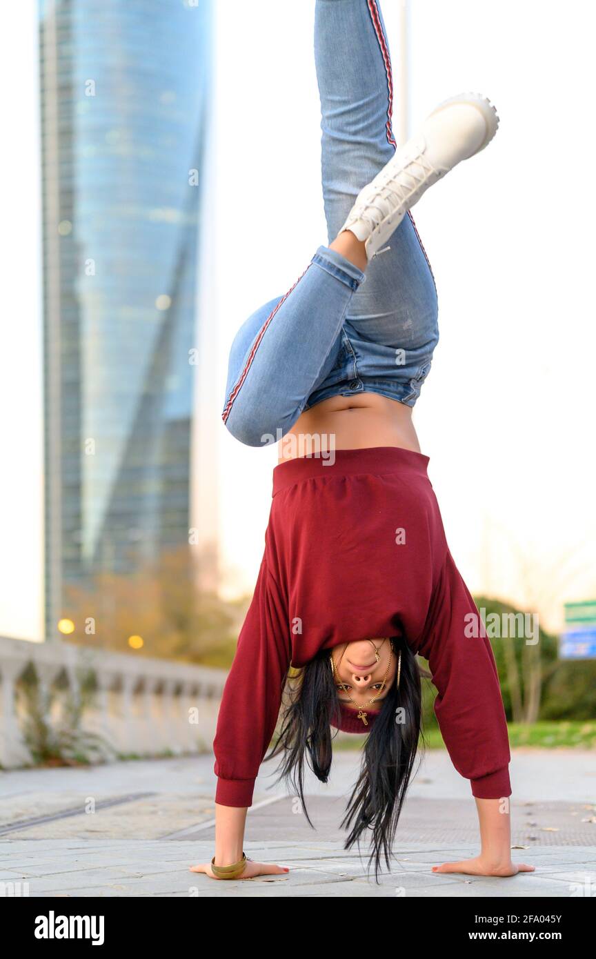 woman dancing breakdance in the street Stock Photo - Alamy