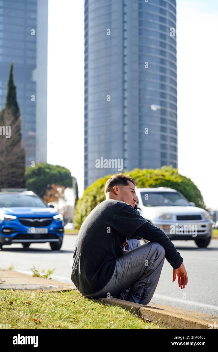 Sitting on the curb hi-res stock photography and images - Alamy