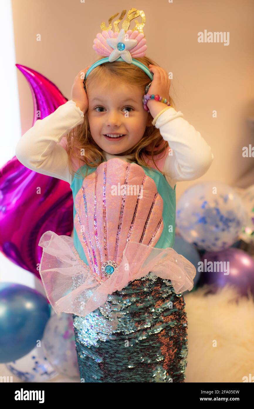 Play princesses hi-res stock photography and images - Alamy