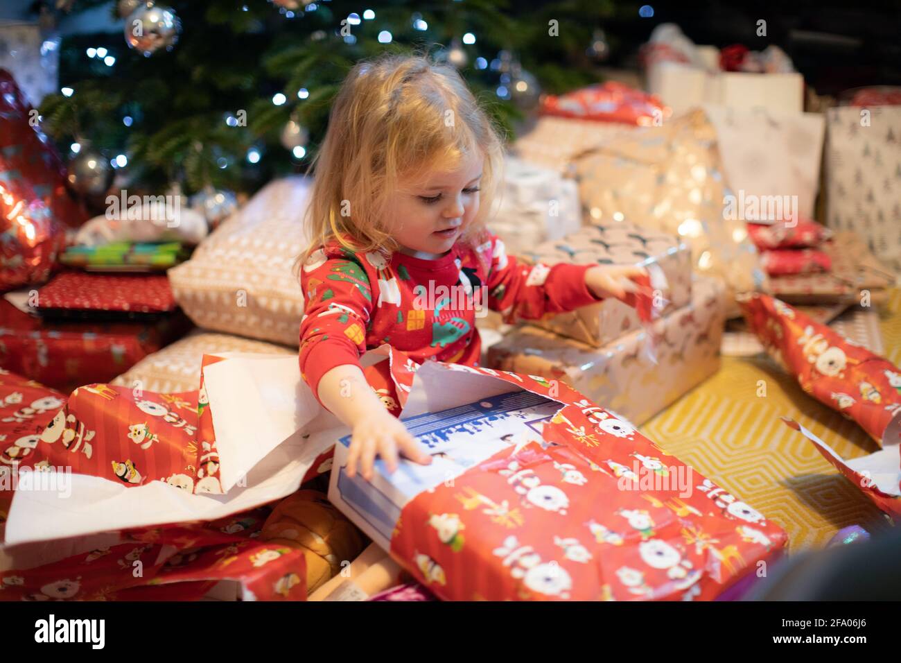 Family christmas uk opening presents hi-res stock photography and ...