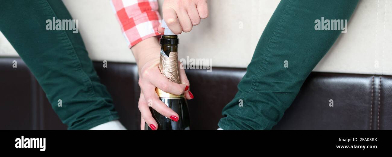 Female feet champagne hi-res stock photography and images - Alamy
