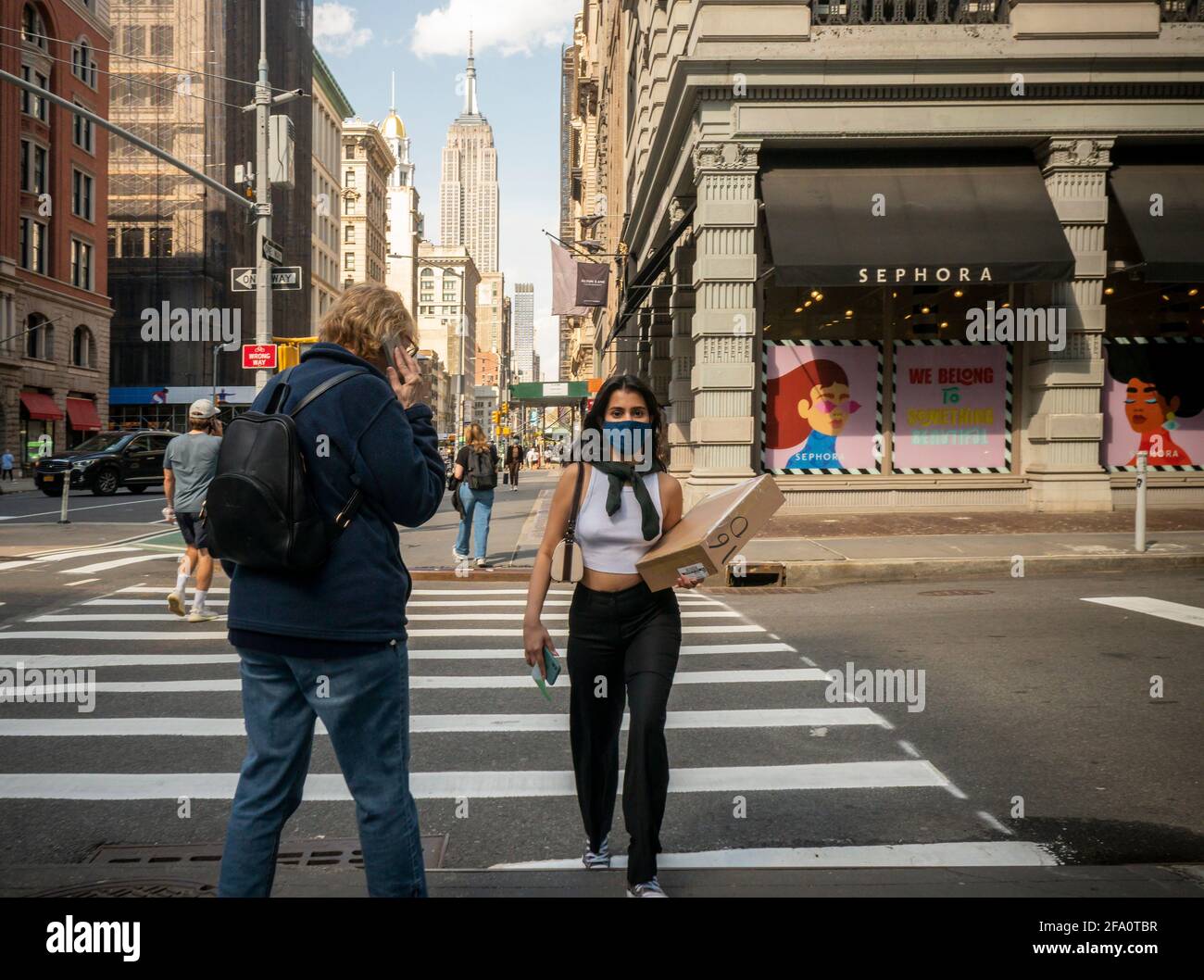 Urban scene flatiron building on hi-res stock photography and images ...