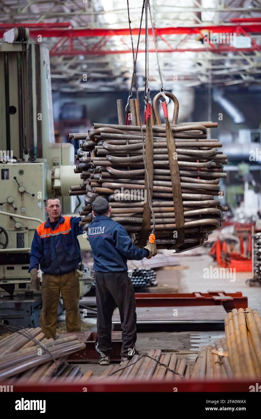 Workers loading stack metal pipes hi-res stock photography and images ...