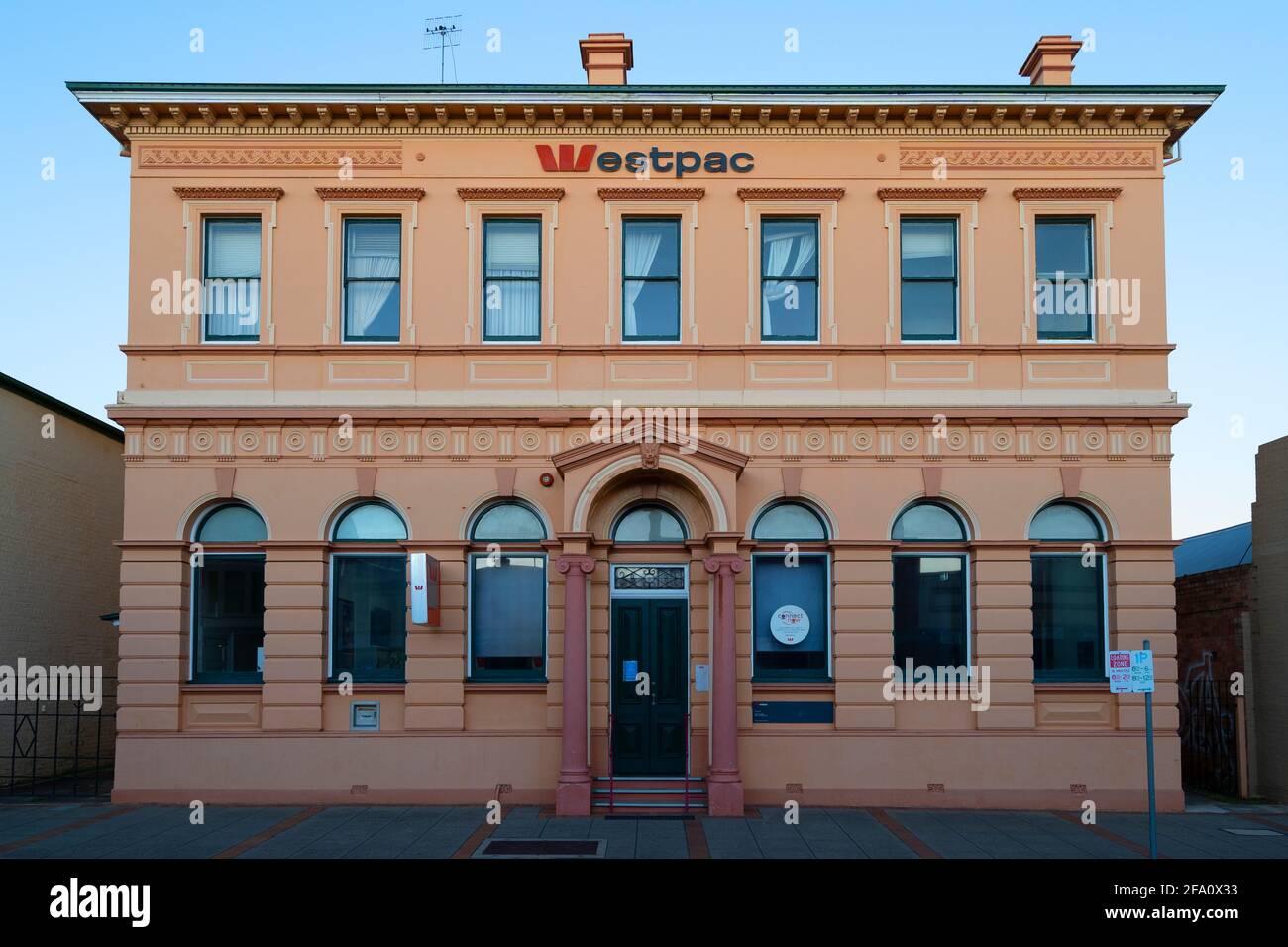 Small town bank hi-res stock photography and images - Alamy