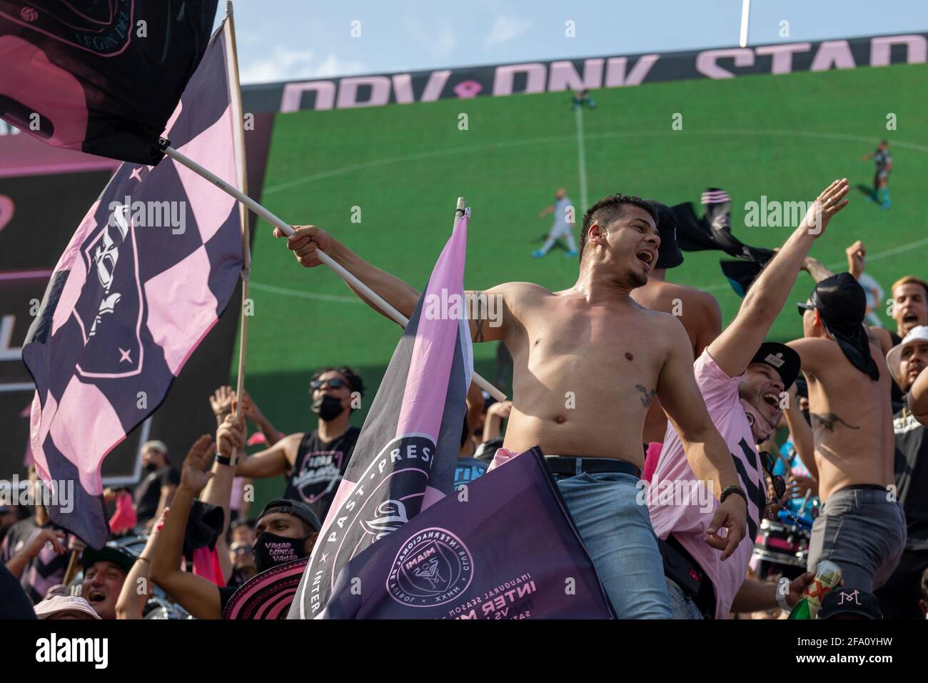 Sports fans cheering pink hi-res stock photography and images - Alamy