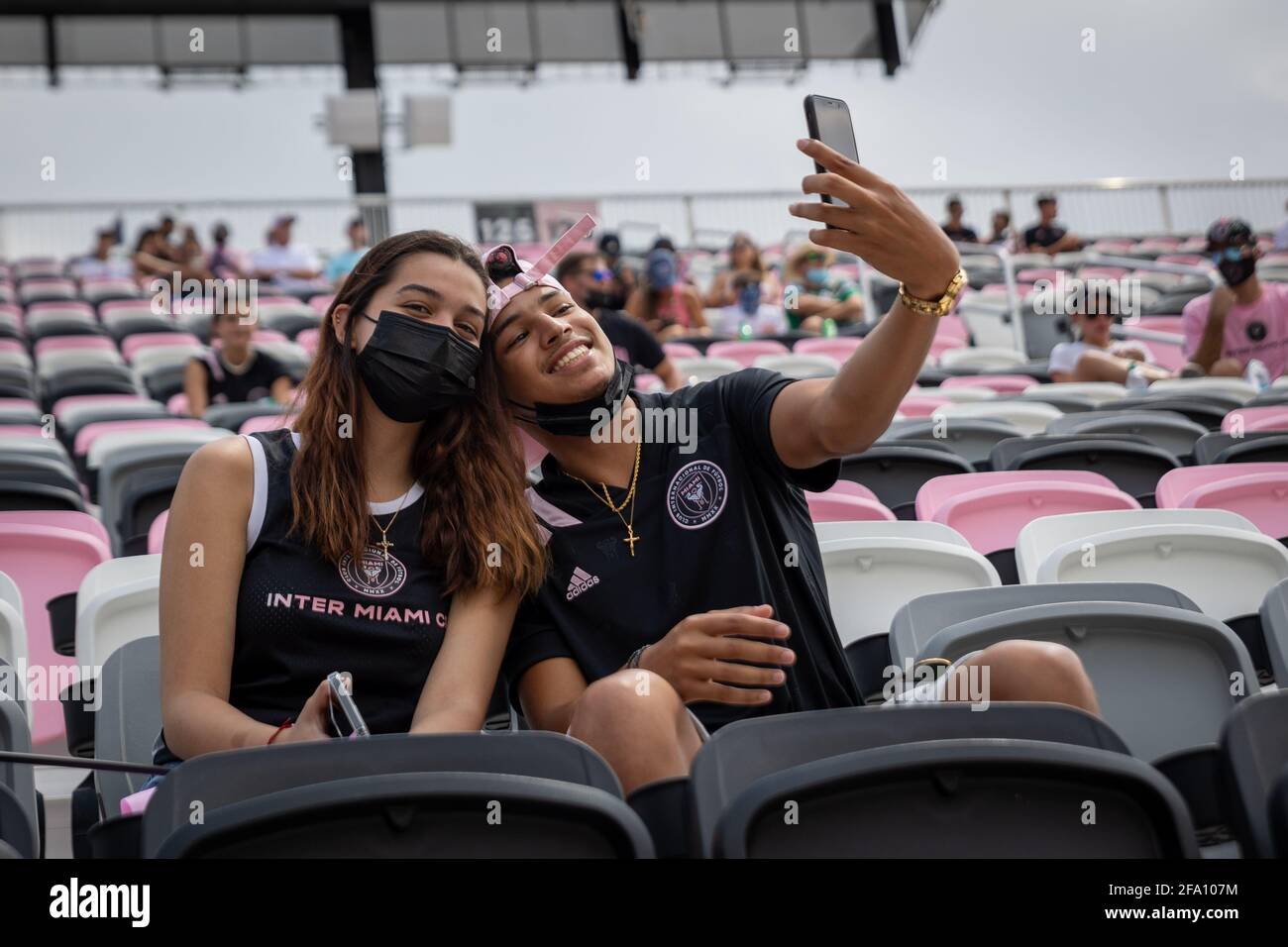 Football usa audience cheering hi-res stock photography and images - Alamy
