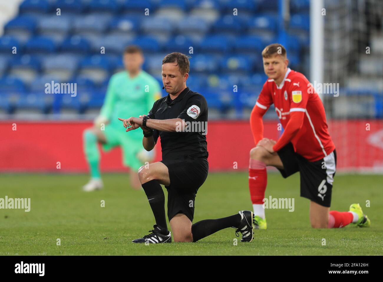 Referee David Webb takes the knee Stock Photo - Alamy