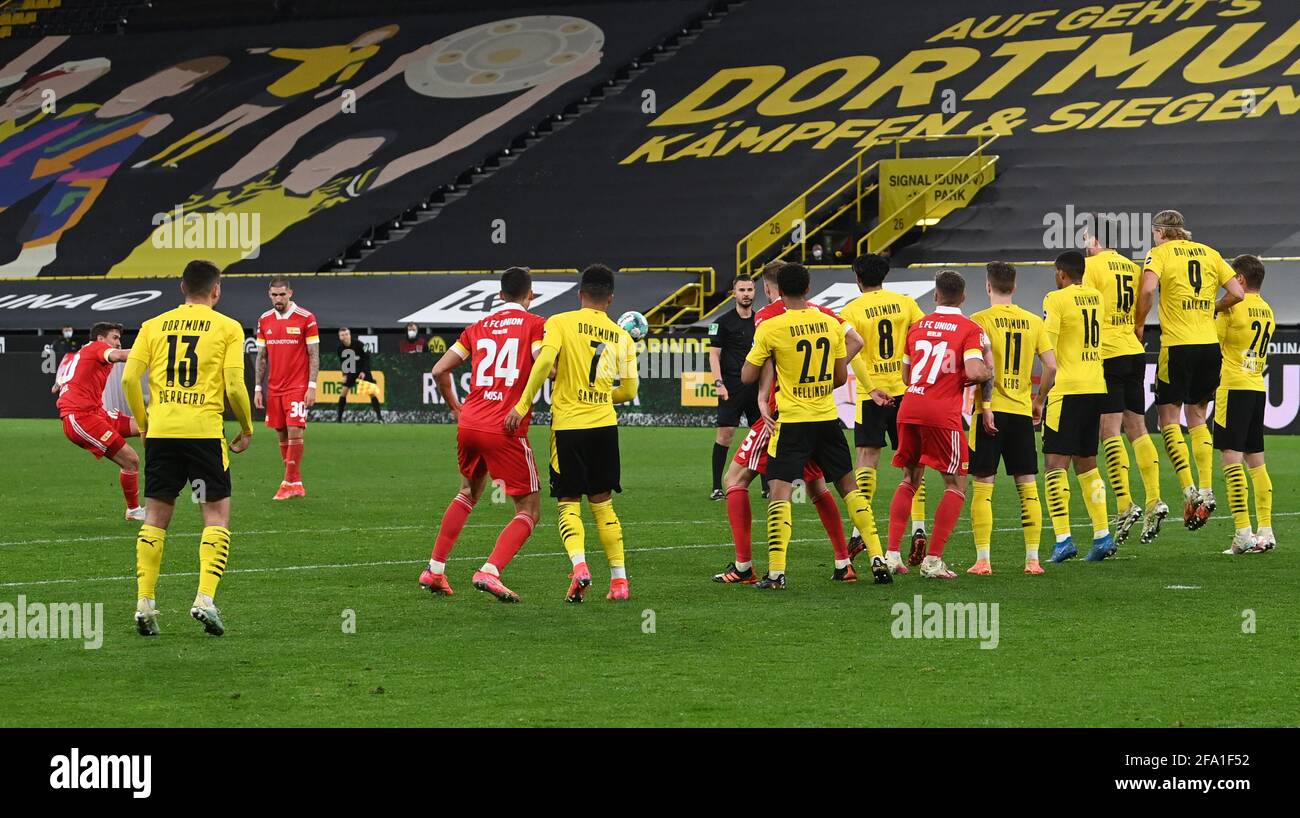 v. l. Max Kruse (1. FC Union Berlin) trifft per Freistoß den Pfosten ...