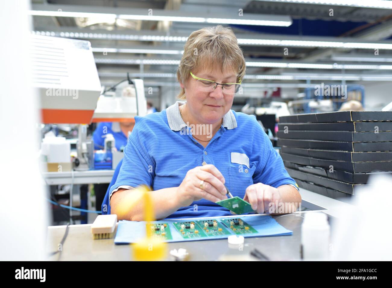 Electronic engineer woman hi-res stock photography and images - Alamy