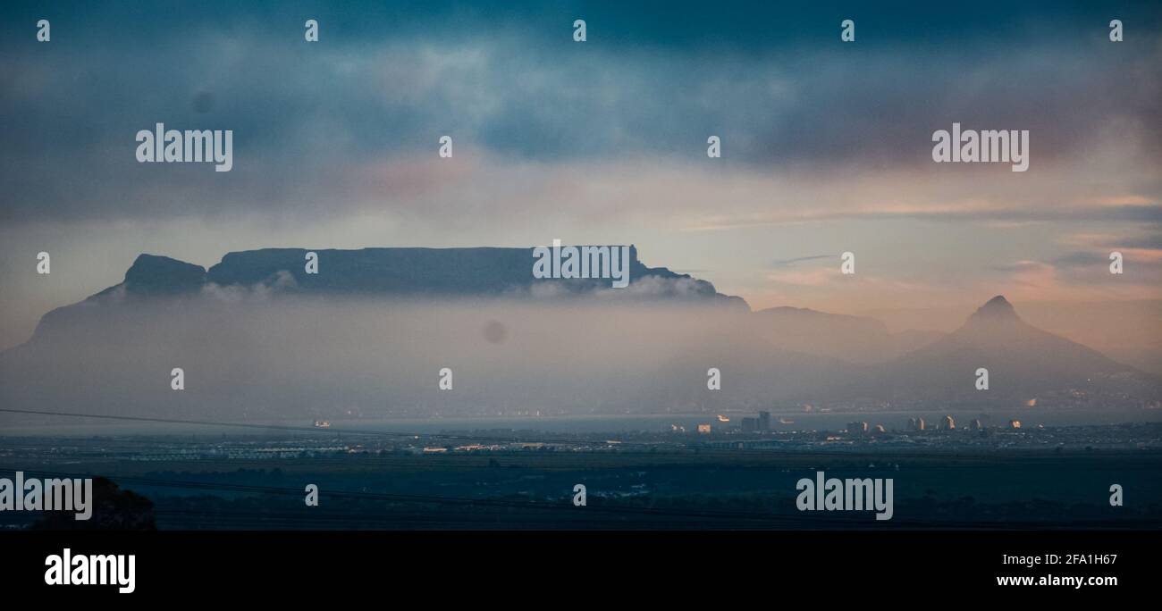 Smoggy sunset hi-res stock photography and images - Alamy