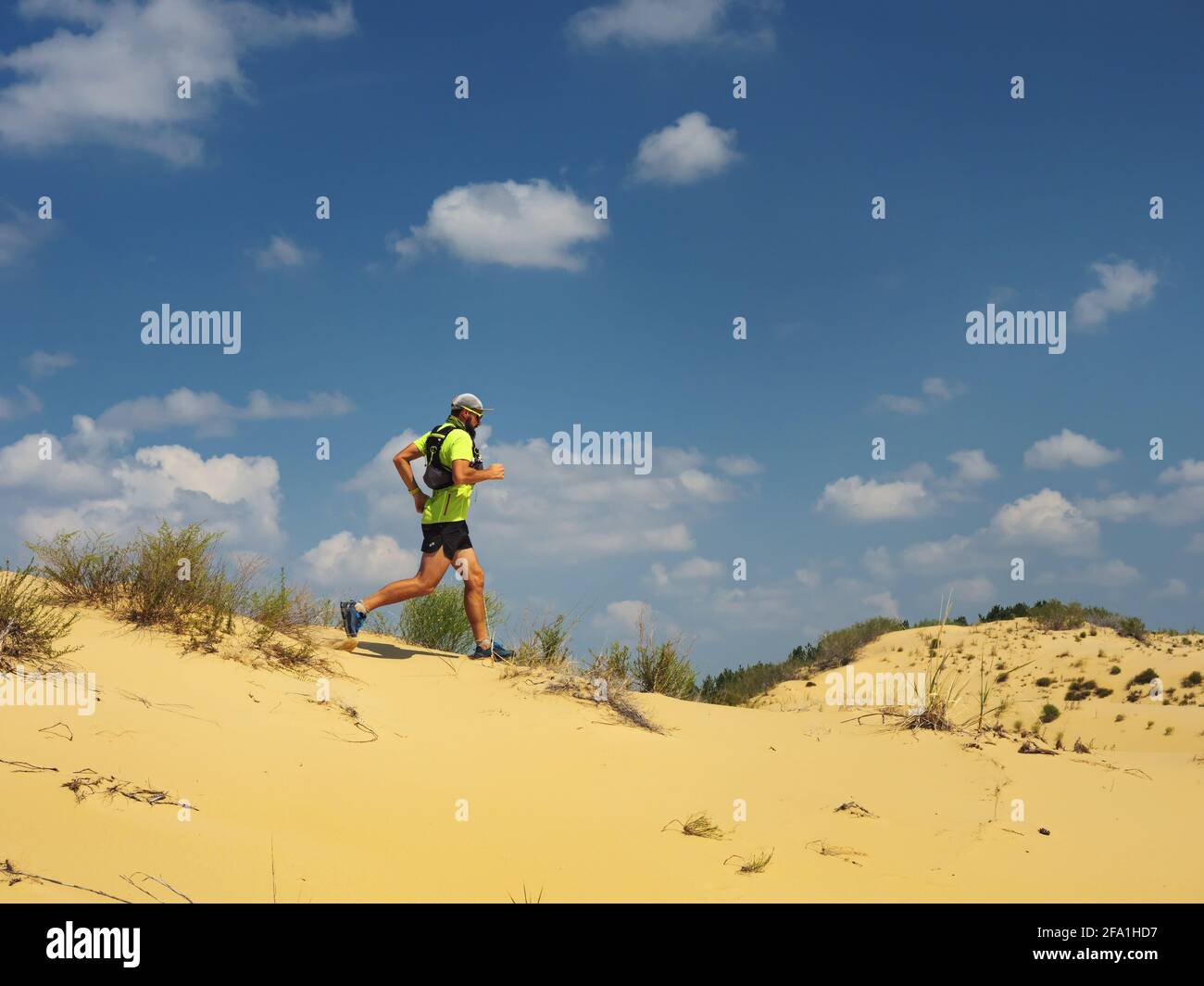 Desert run male hi-res stock photography and images - Alamy