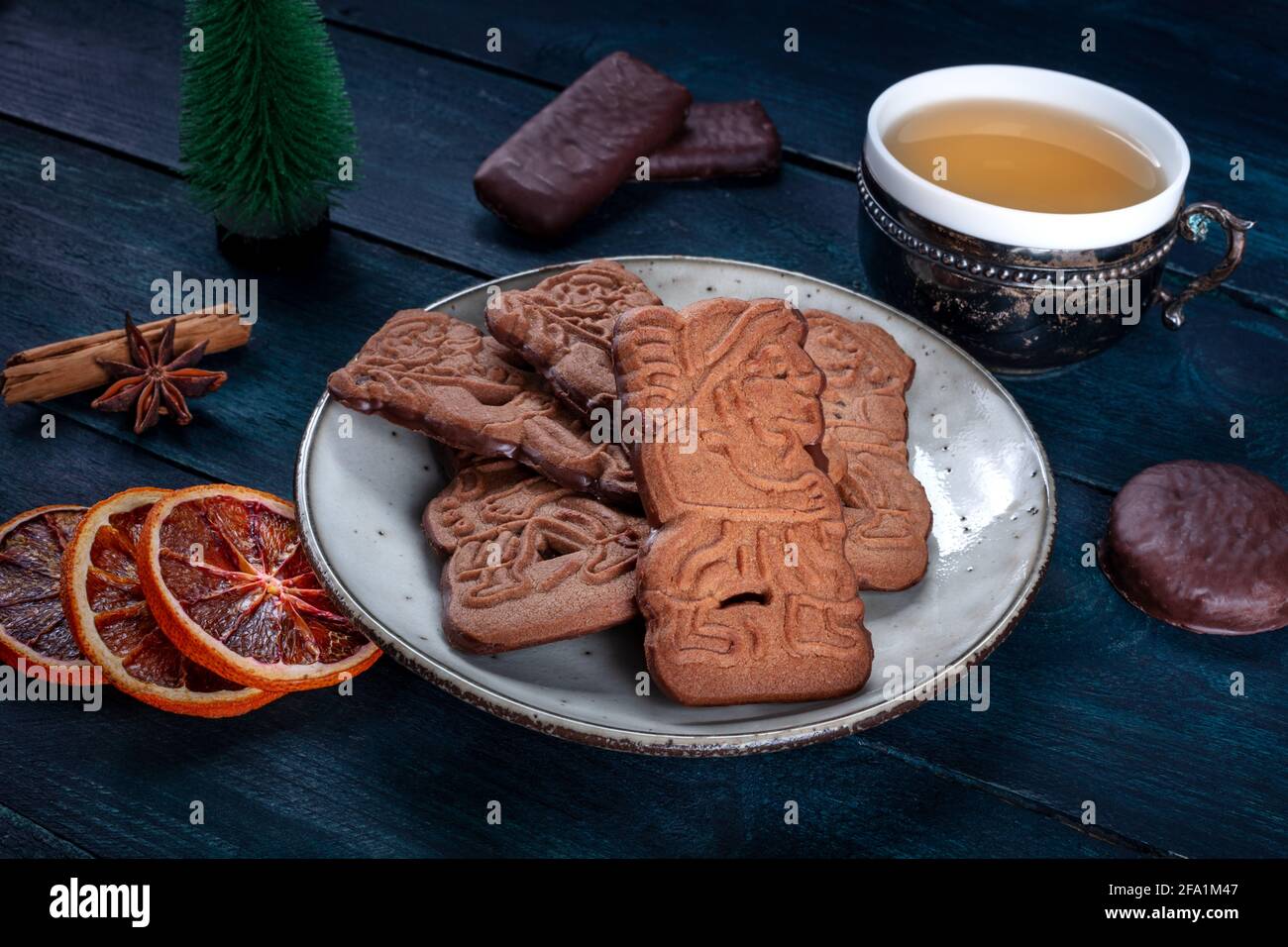 Spekulatius and Elisen, German Christmas gingerbread cookies, with tea ...