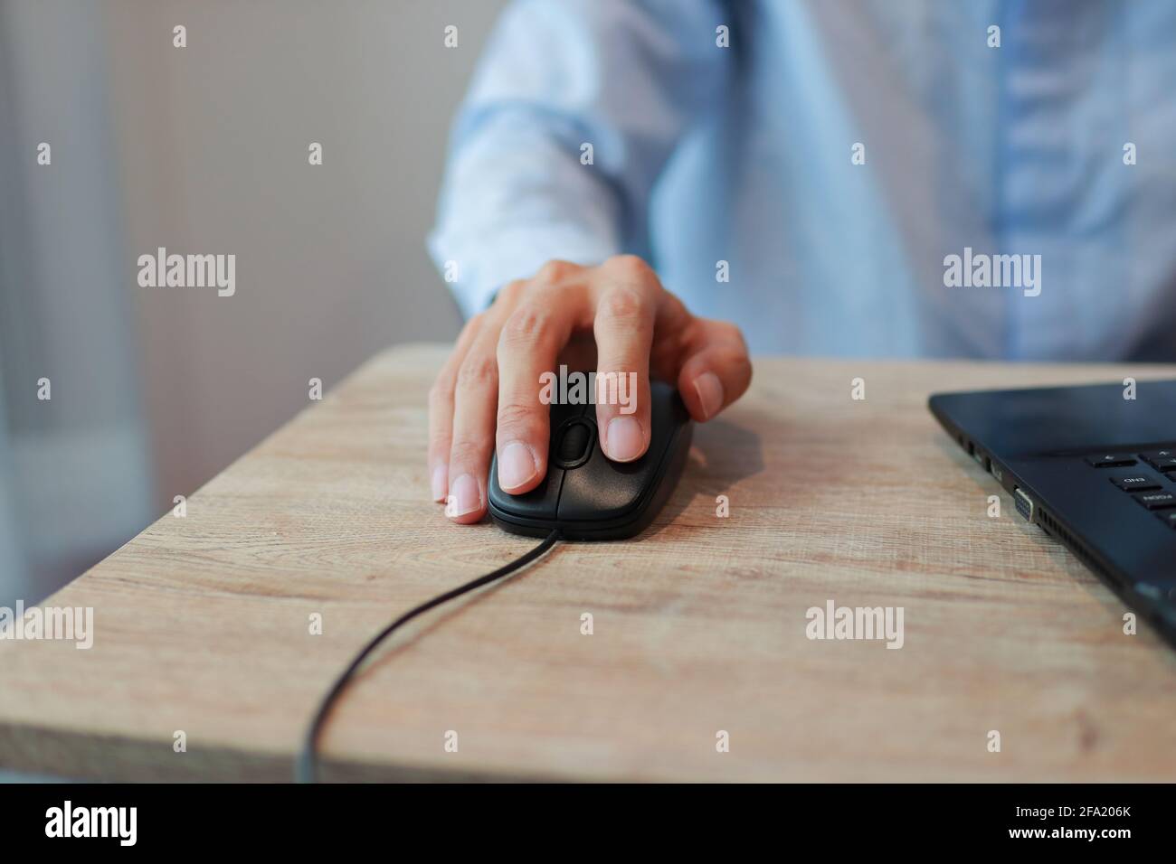 Hand holding wireless mouse hi-res stock photography and images - Alamy