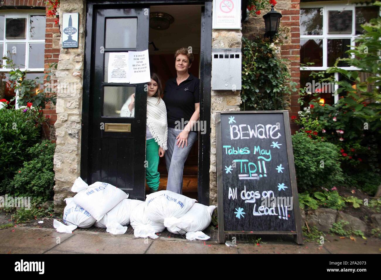 Abingdon..... Rising water in the Thames... Residents sandbag their ...
