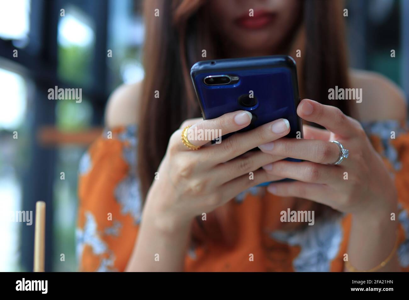 Hand smartphone woman media hi-res stock photography and images - Alamy