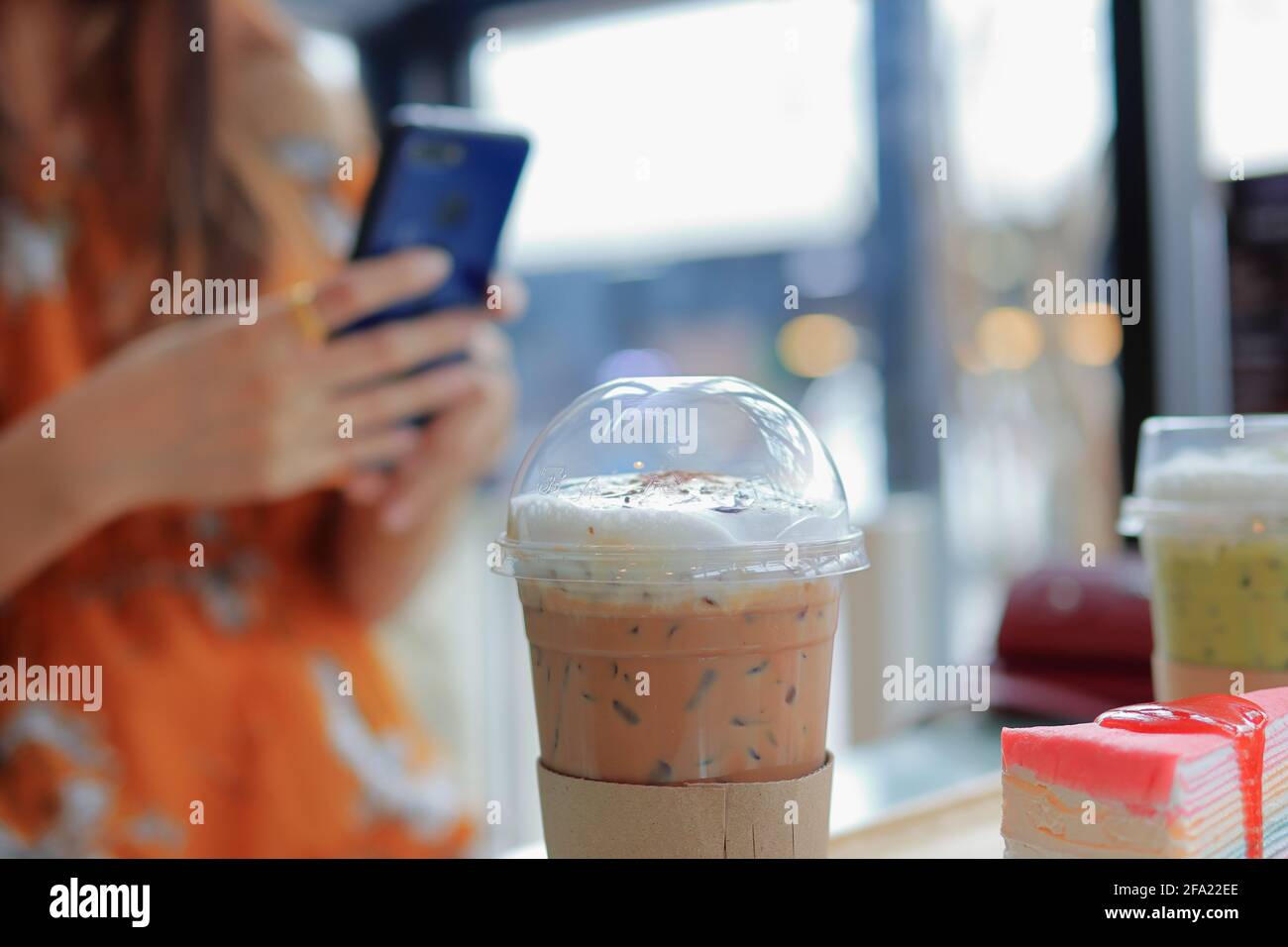 Hand smartphone woman media hi-res stock photography and images - Alamy