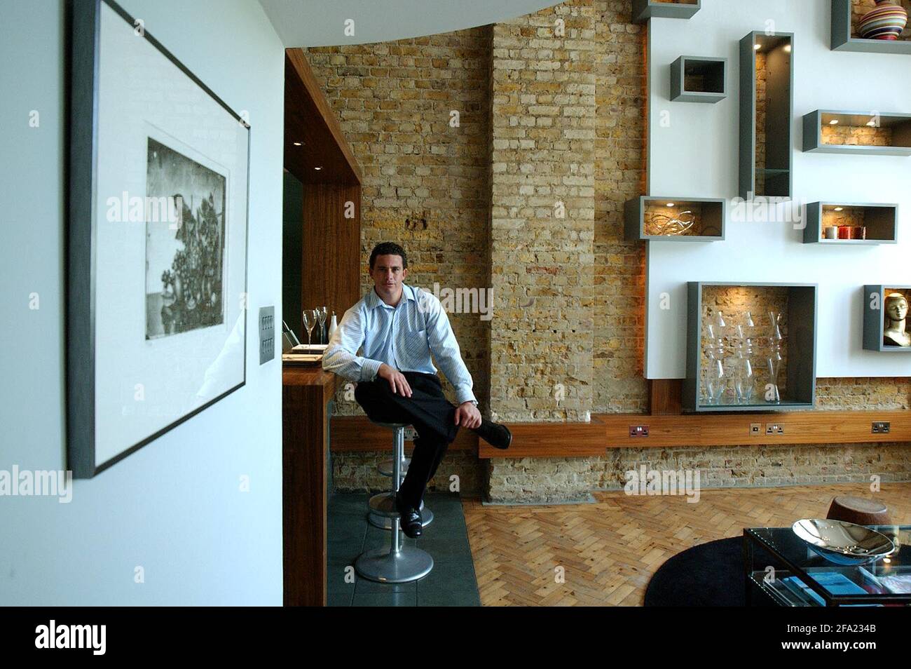 PAUL IRONS IN HIS SHOW HOME IN LONDON N1.28/6/04 PILSTON Stock Photo ...