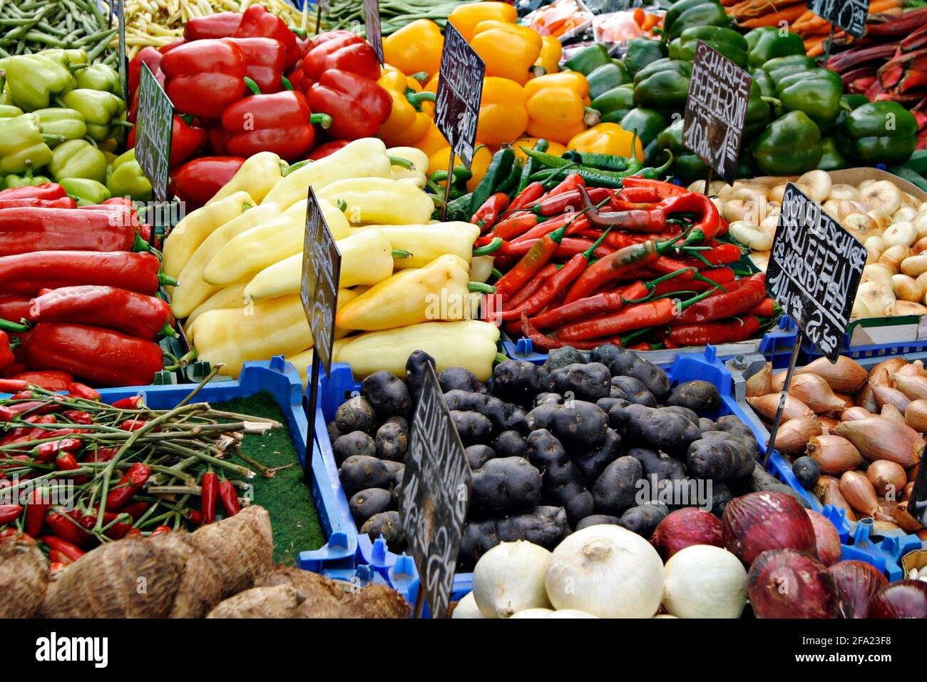 different vegetable varieties at a vegetable stall Stock Photo - Alamy